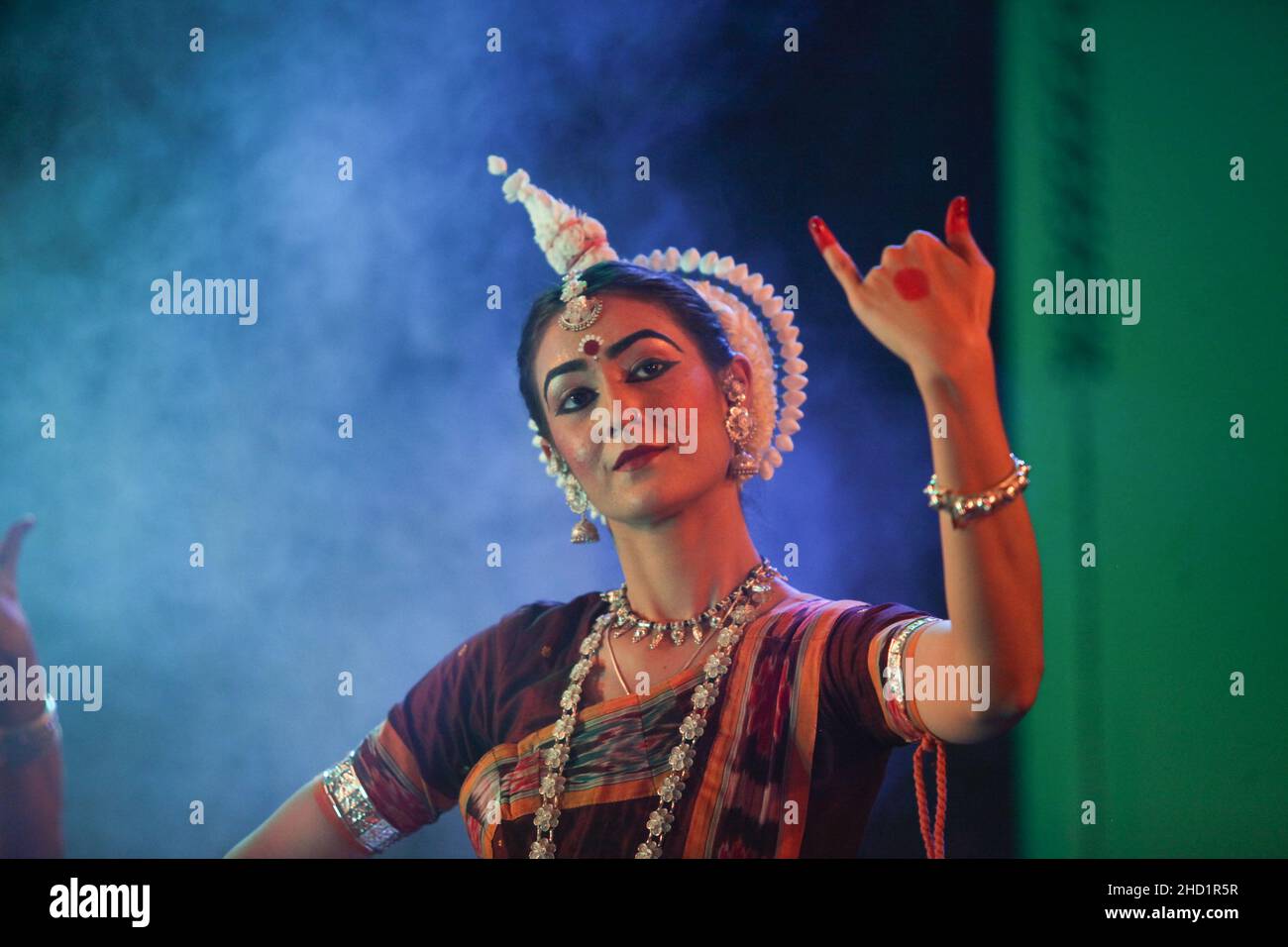 Odissi dress costume hi-res stock photography and images - Alamy