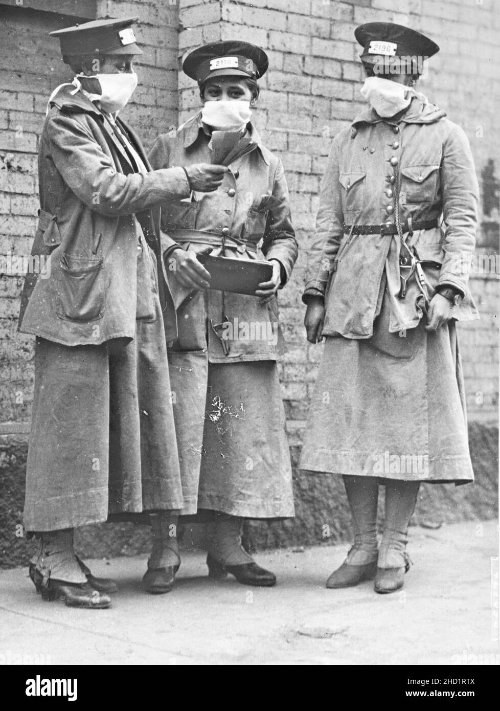 Vintage Photography - Mask wearing during the Spanish Flu pandemic of ...