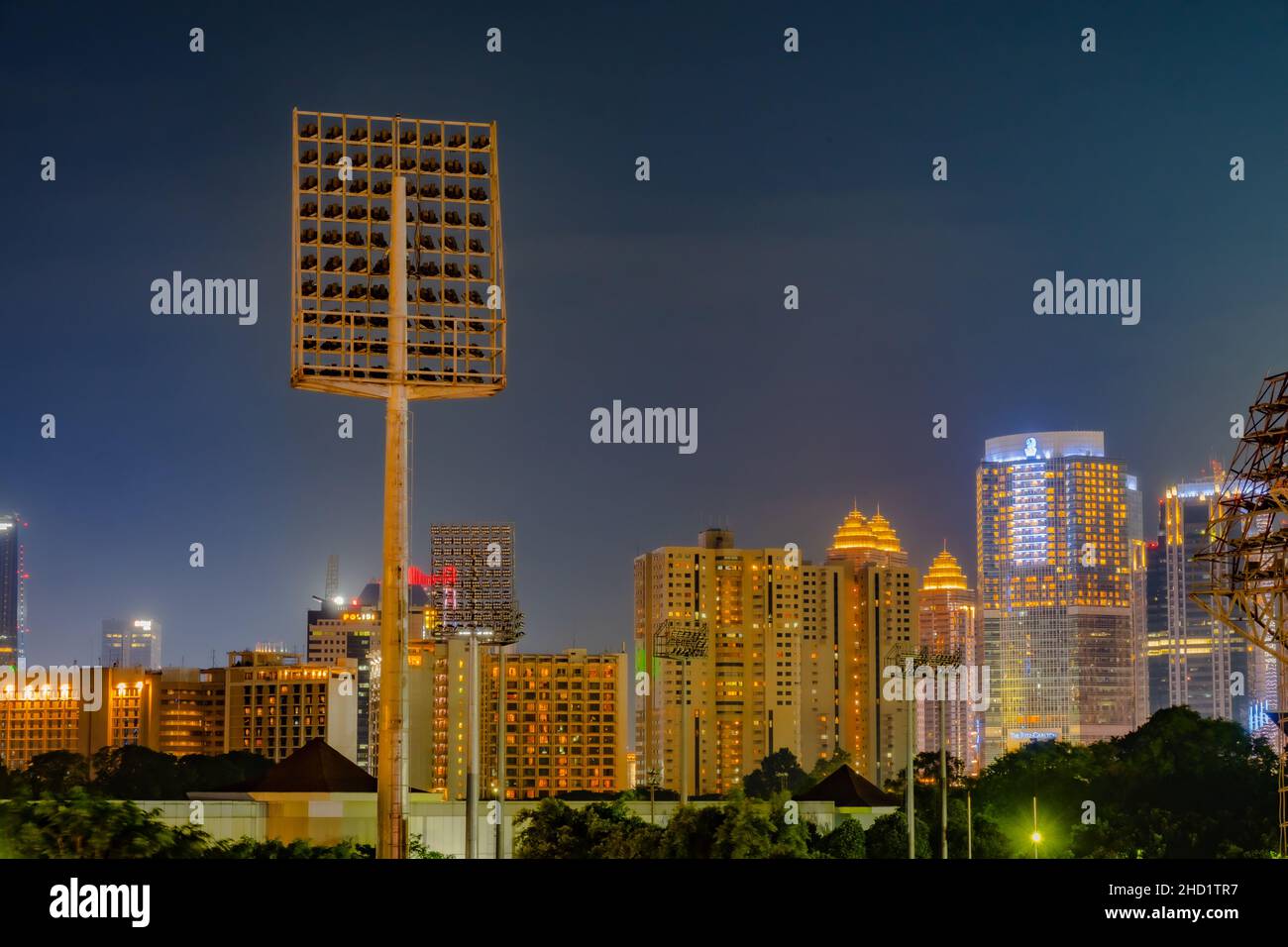 City building rooftop night hi-res stock photography and images - Alamy