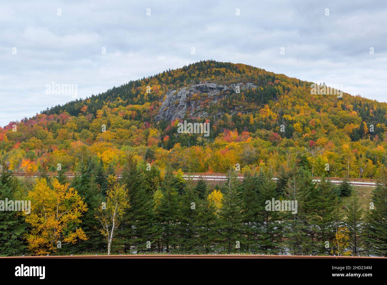 Artists Bluff in Franconia, New Hampshire on a cloudy autumn October ...