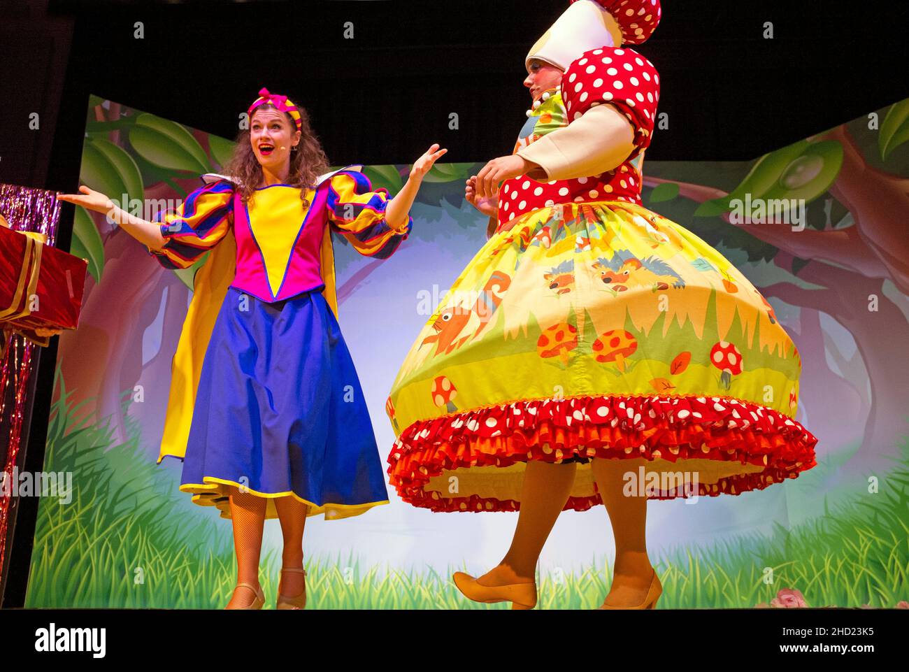 Snow white seven dwarfs pantomime hi-res stock photography and images - Alamy