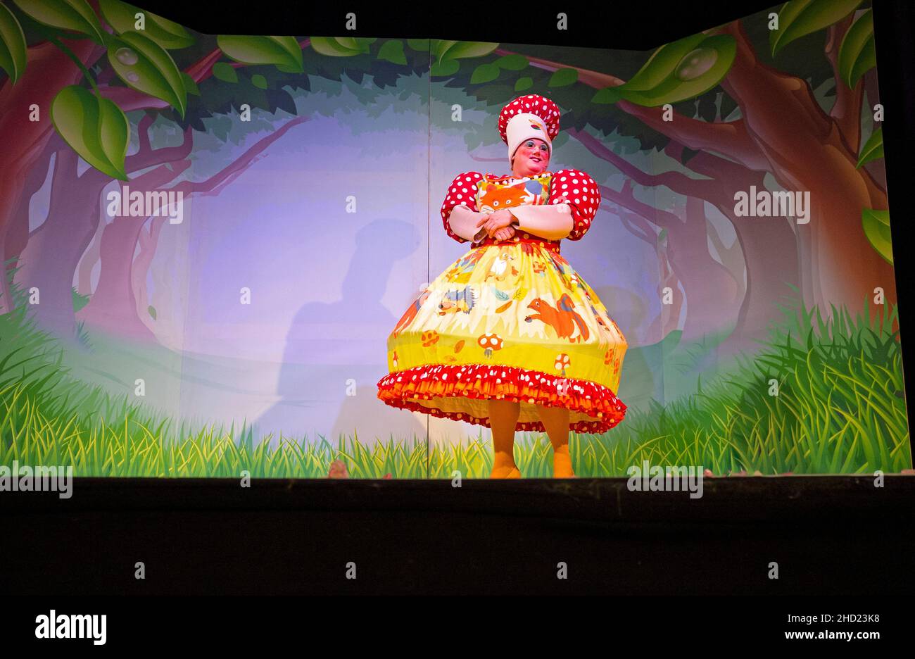 Snow white seven dwarfs pantomime hi-res stock photography and images - Alamy