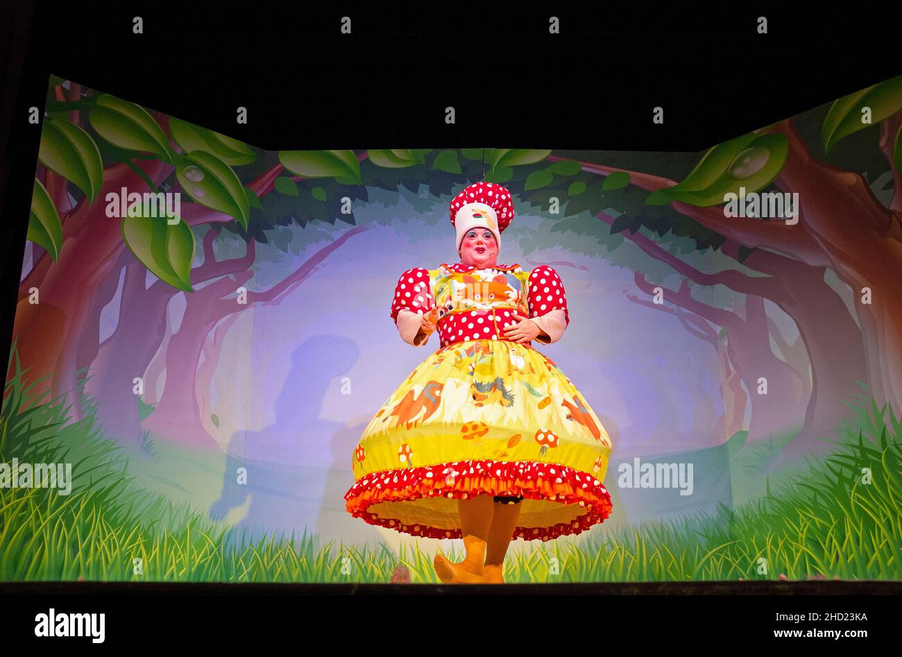 Snow white seven dwarfs pantomime hi-res stock photography and images - Alamy