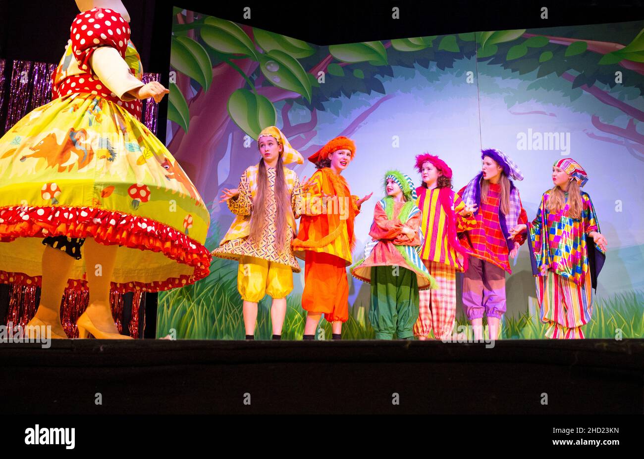 Snow white seven dwarfs pantomime hi-res stock photography and images - Alamy