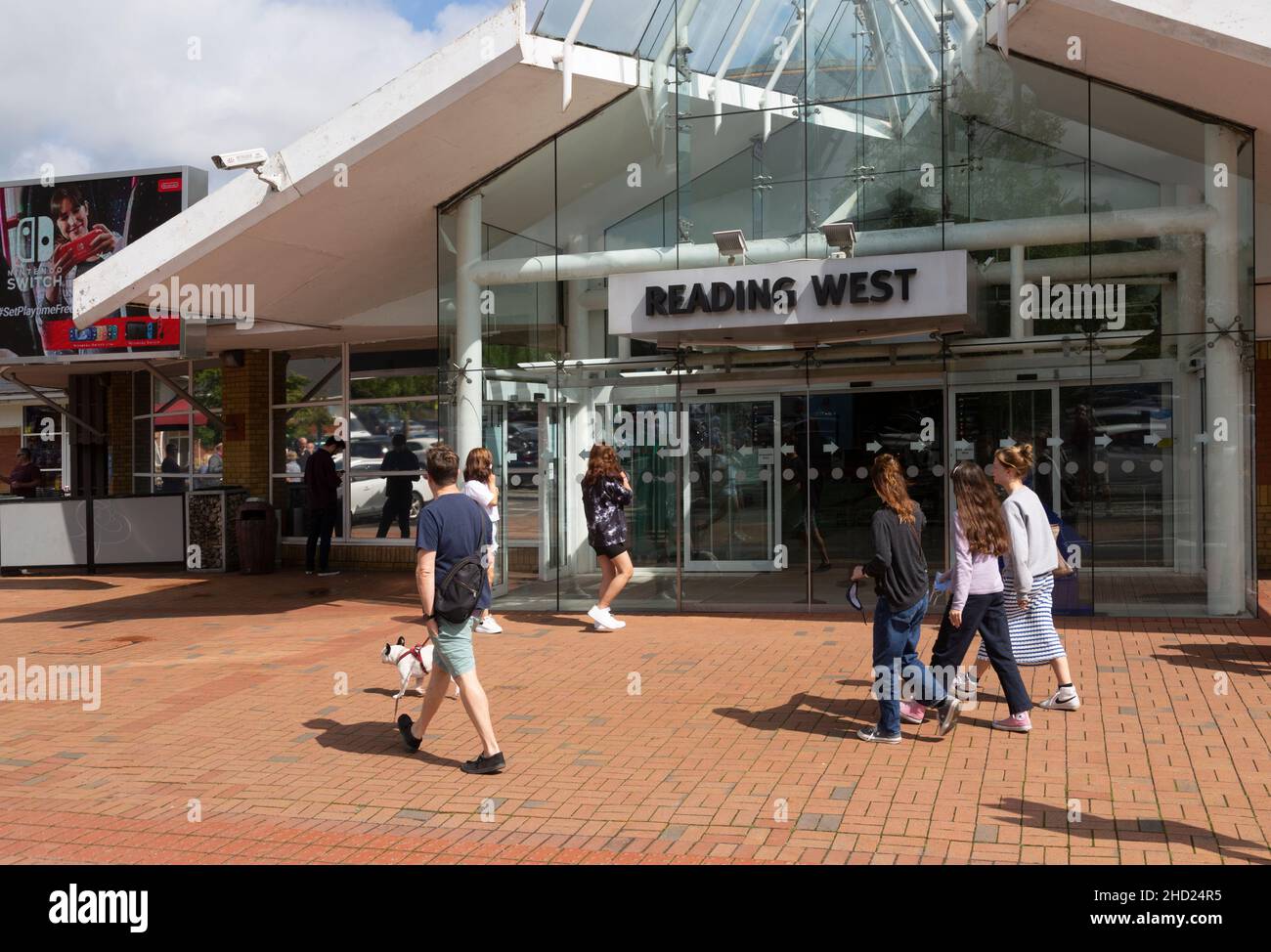 Reading West service station on M4 motorway, Berkshire, England, UK ...