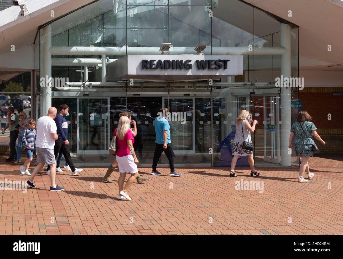 Reading West service station on M4 motorway, Berkshire, England, UK ...
