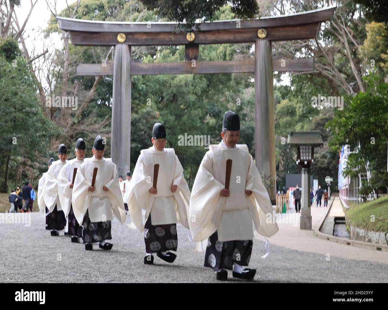 Tokyo, Japan. 31st Dec, 2021. Shinto priests walk toward a year-end ...