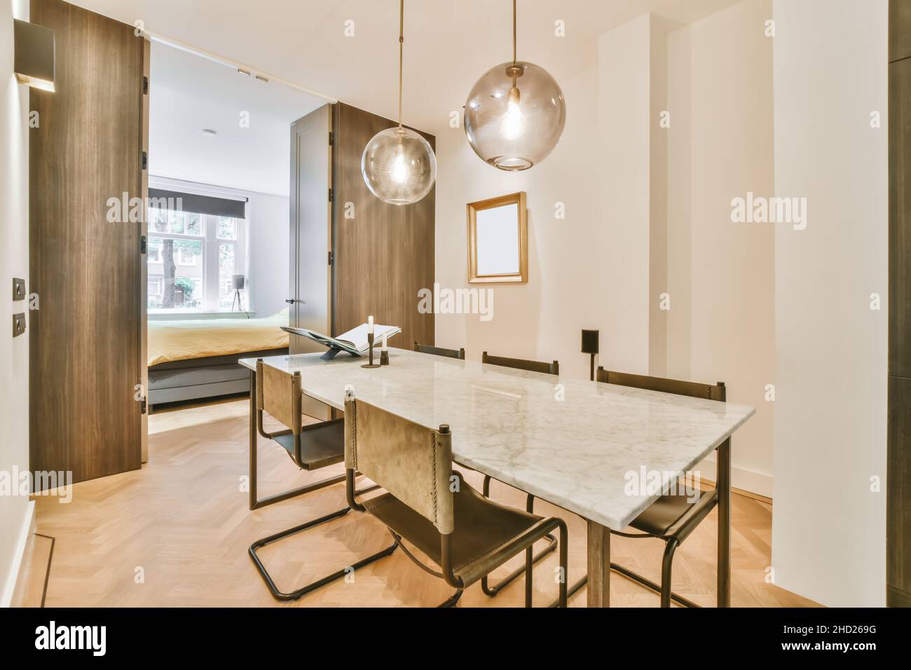 Two people table empty room hi-res stock photography and images - Alamy