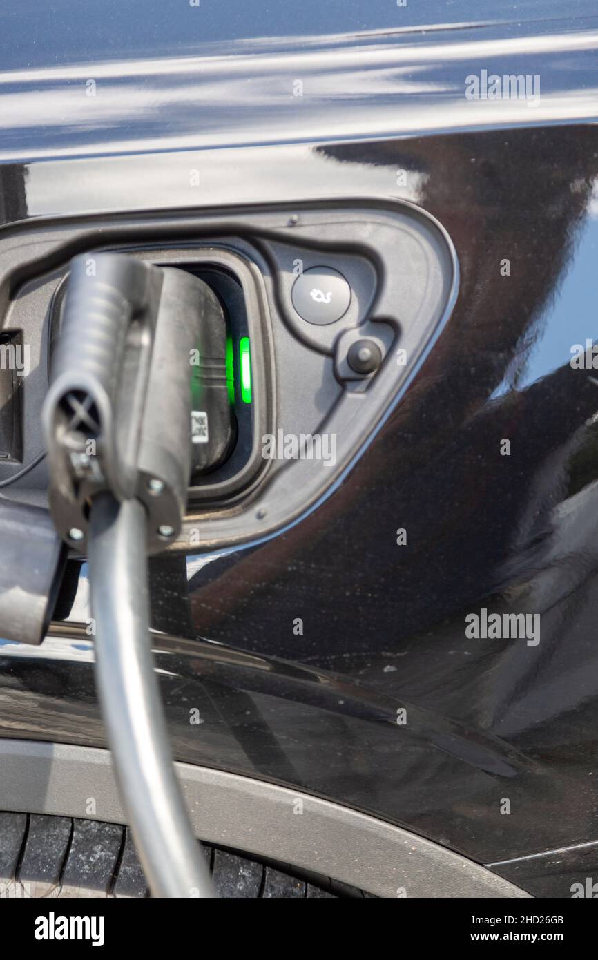 Focus son green charging light, Close up of electric car vehicle ...
