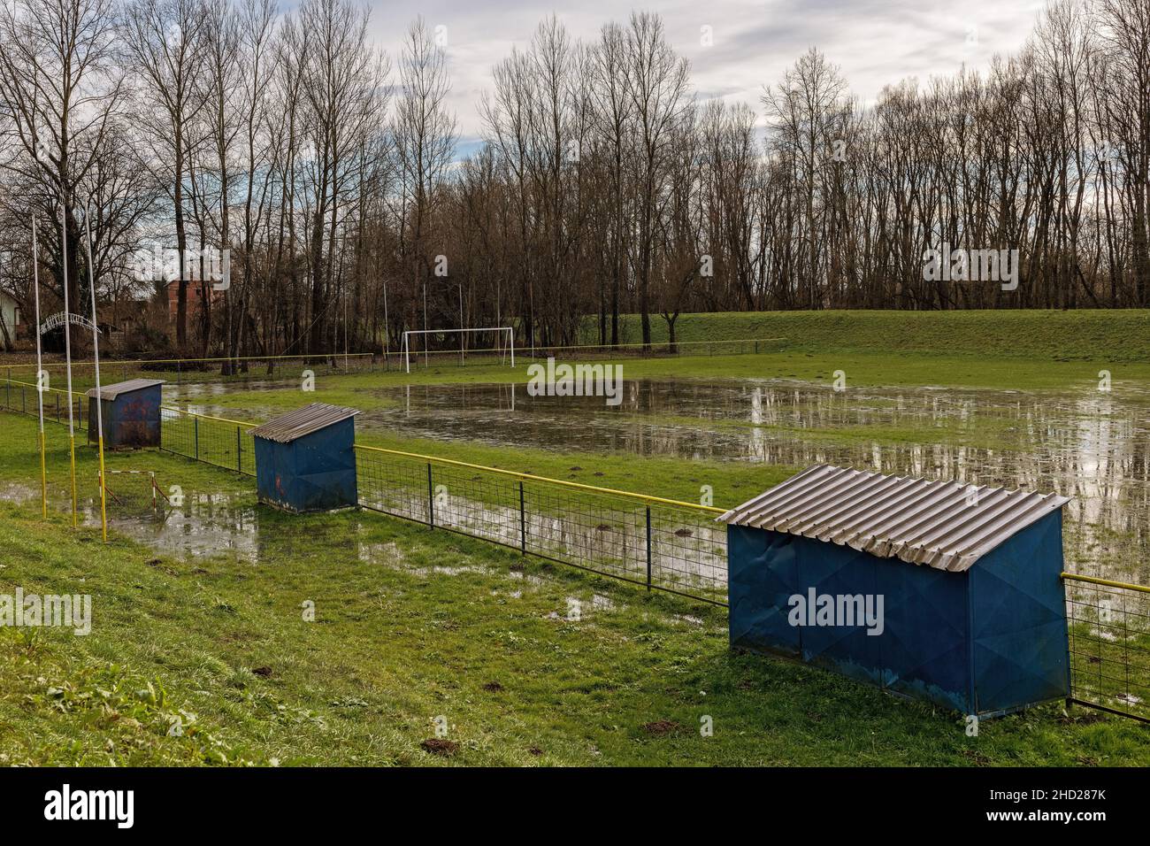 Neglected park bench hi-res stock photography and images - Alamy