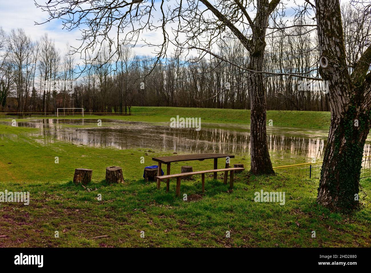 Neglected park bench hi-res stock photography and images - Alamy
