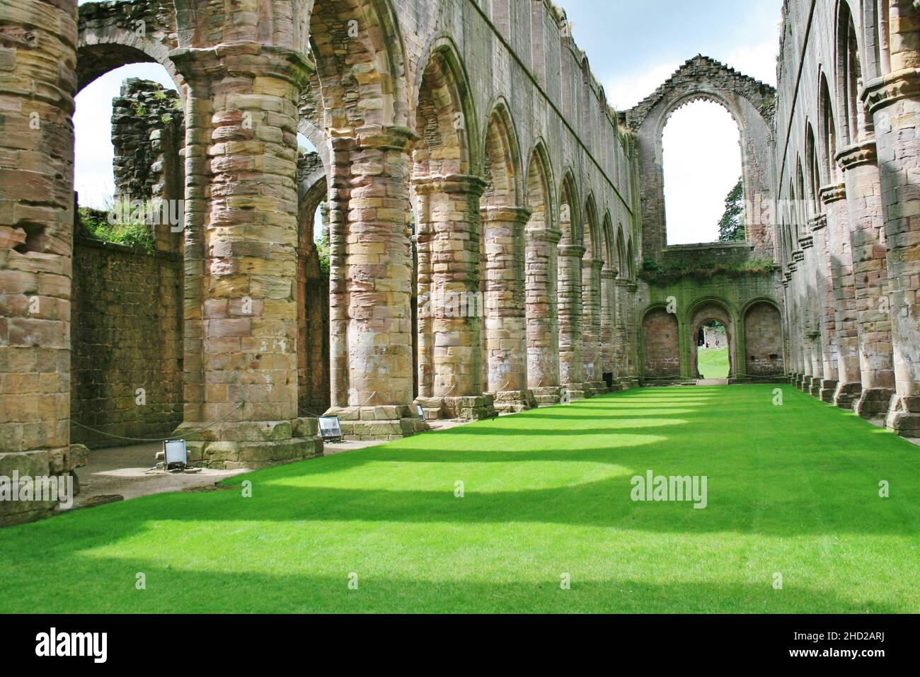 Fountains abbey columns hi-res stock photography and images - Alamy