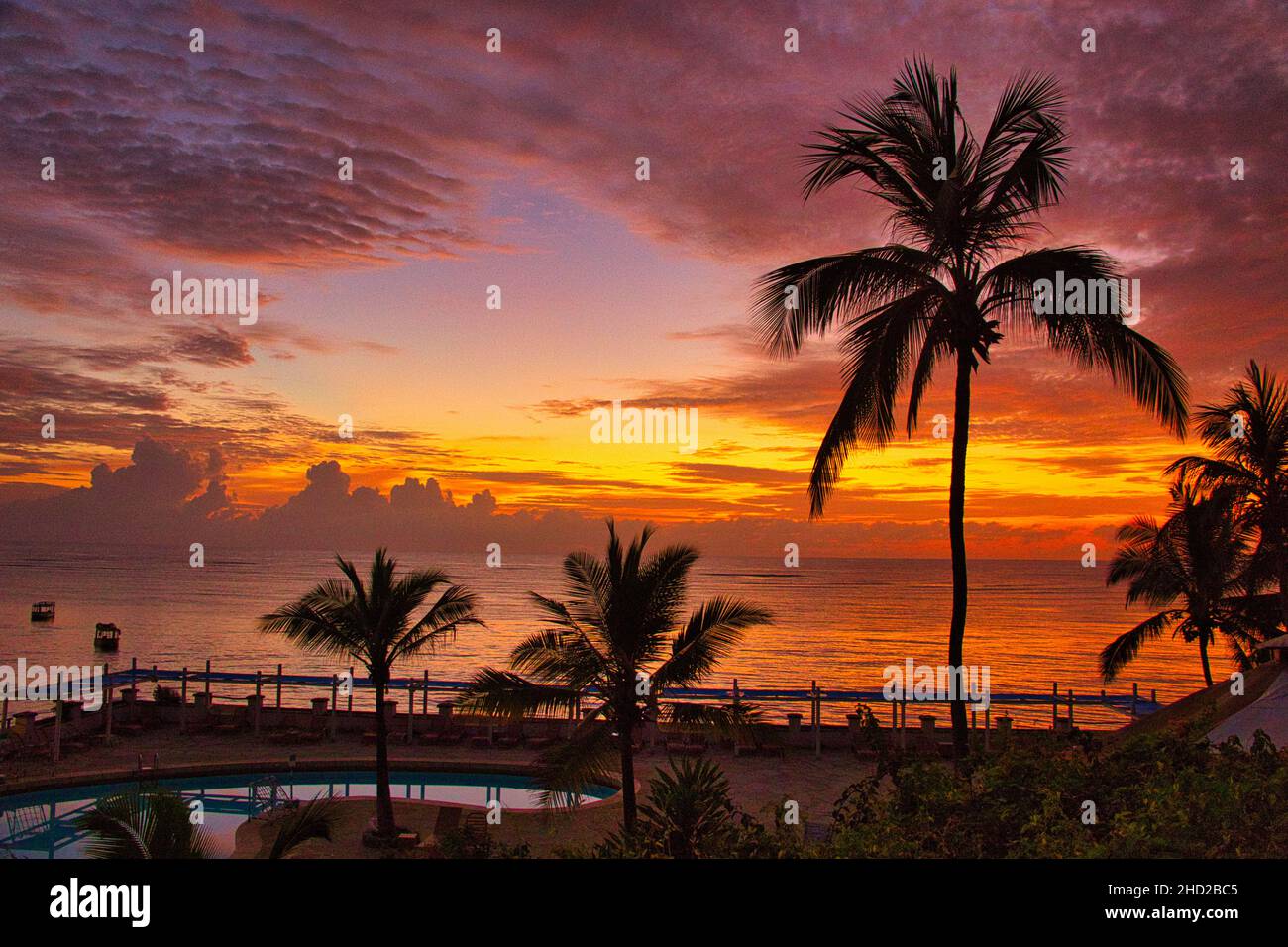 Sonnenuntergang und Sonnenuntergand am Strand von Kenia Stock Photo - Alamy