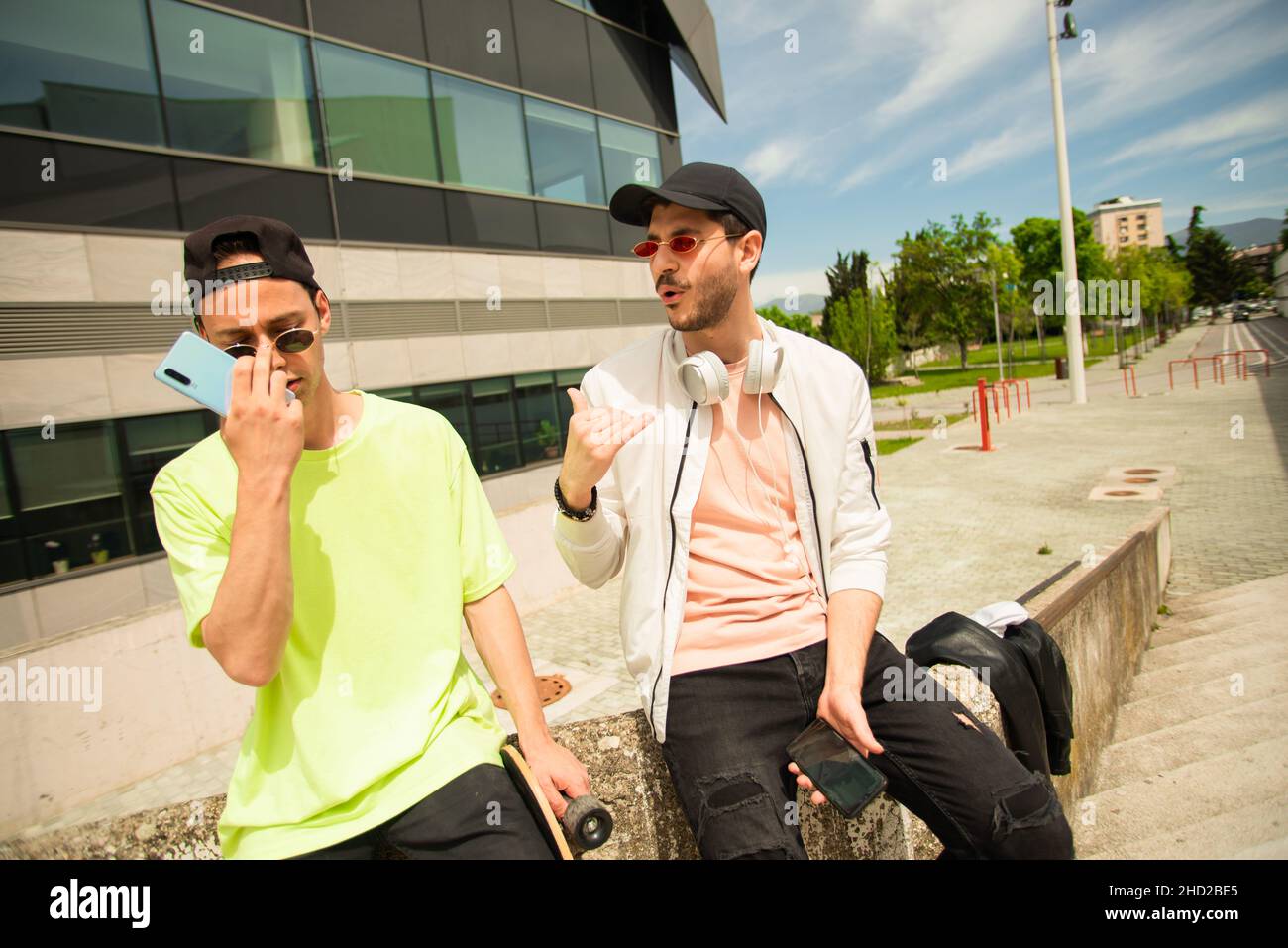 Two guys hanging out outdoors hi-res stock photography and images - Alamy
