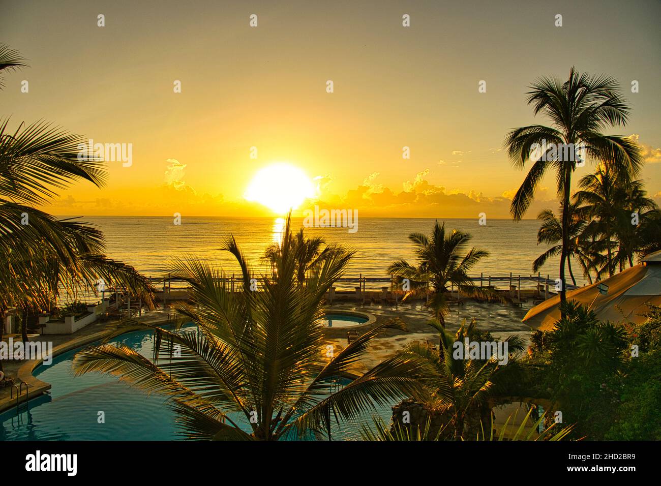 Sonnenuntergang und Sonnenuntergand am Strand von Kenia Stock Photo - Alamy