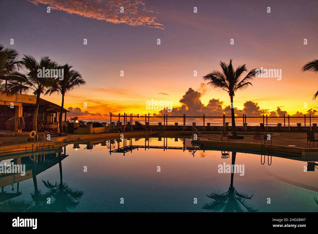 Sonnenuntergang und Sonnenuntergand am Strand von Kenia Stock Photo - Alamy