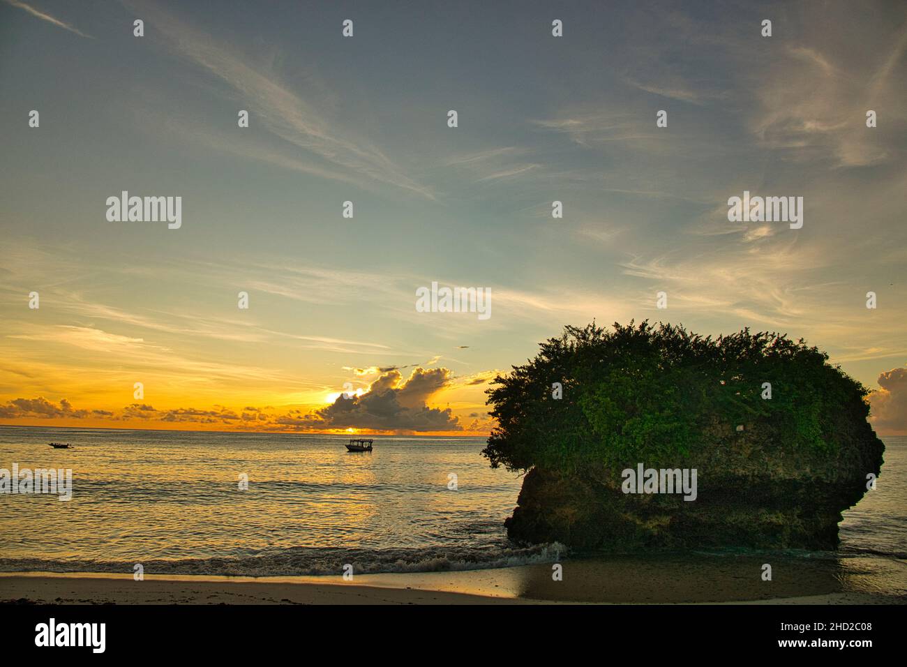 Sonnenuntergang und Sonnenuntergand am Strand von Kenia Stock Photo - Alamy