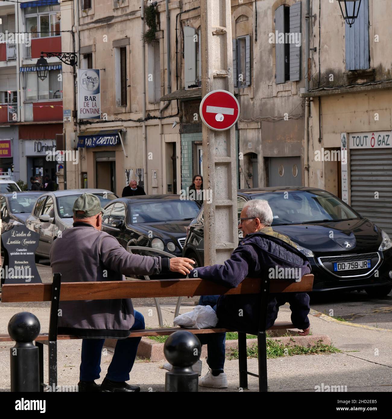 Two old men talking on a bench hi-res stock photography and images - Alamy