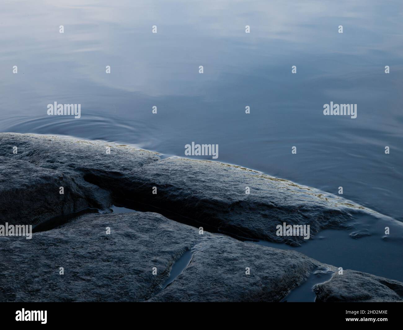 Waters edge of lake Stock Photo - Alamy