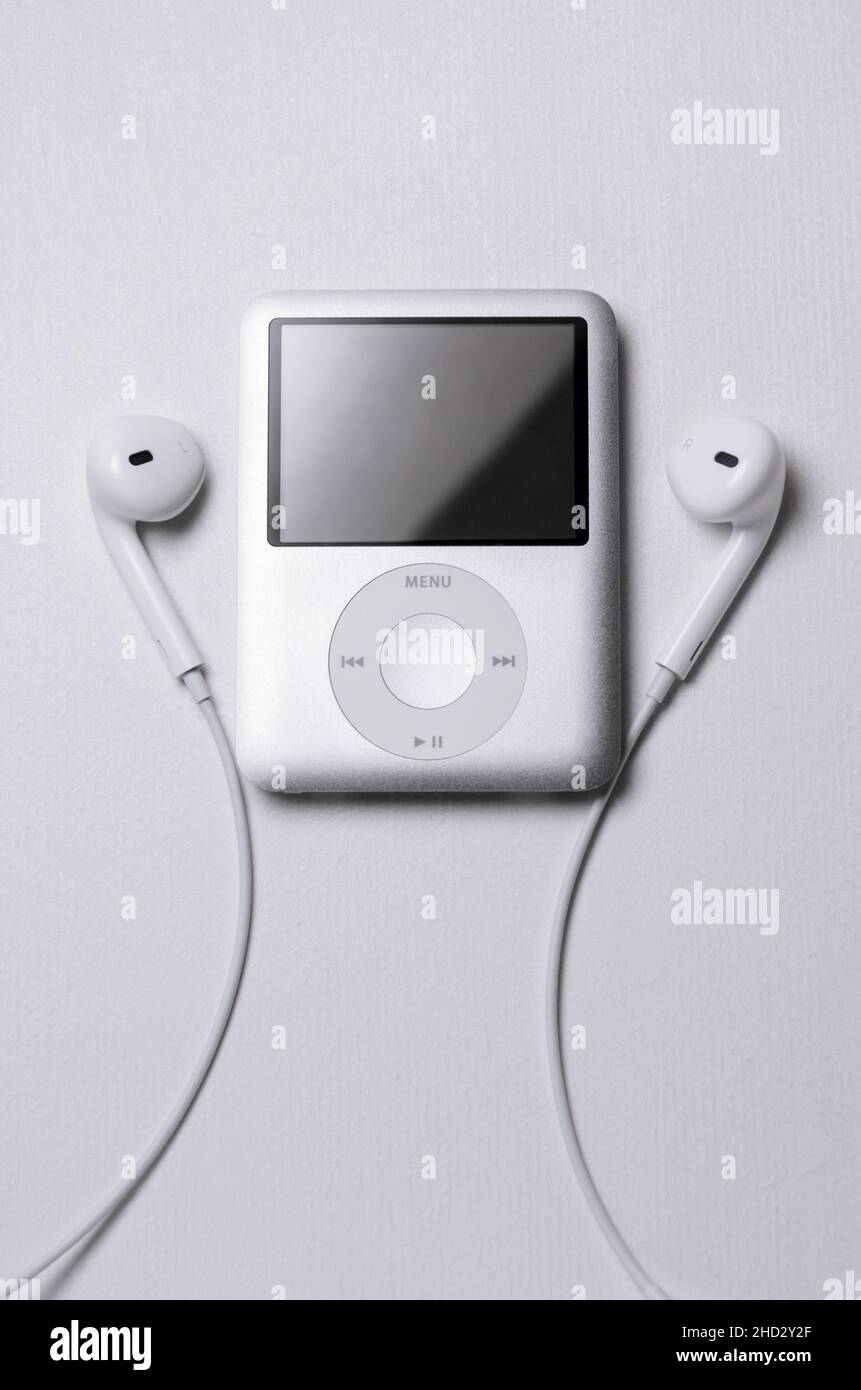 Silver ipod classic hi-res stock photography and images - Alamy