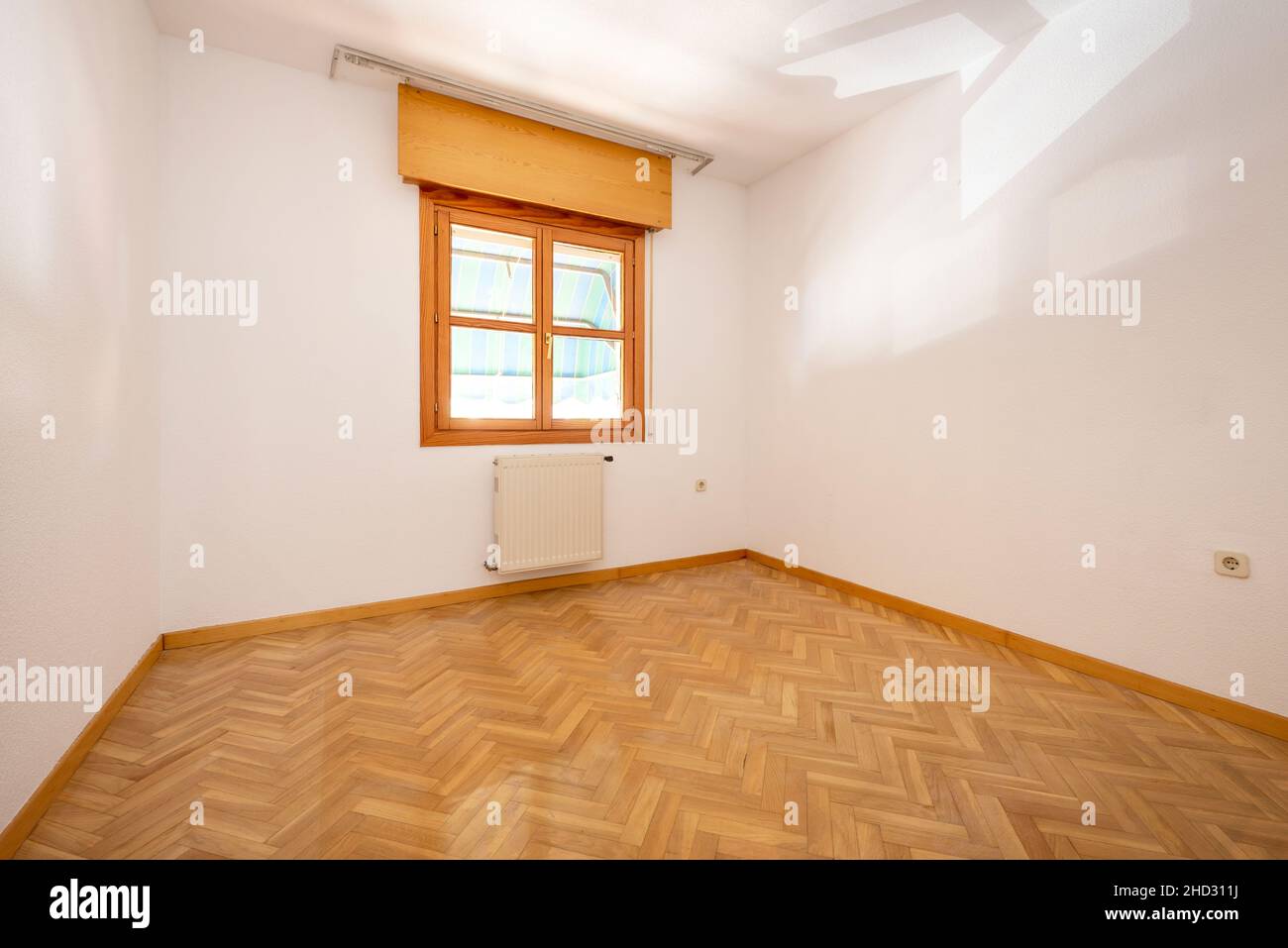empty room with wooden carpentry in windows and floor Stock Photo - Alamy