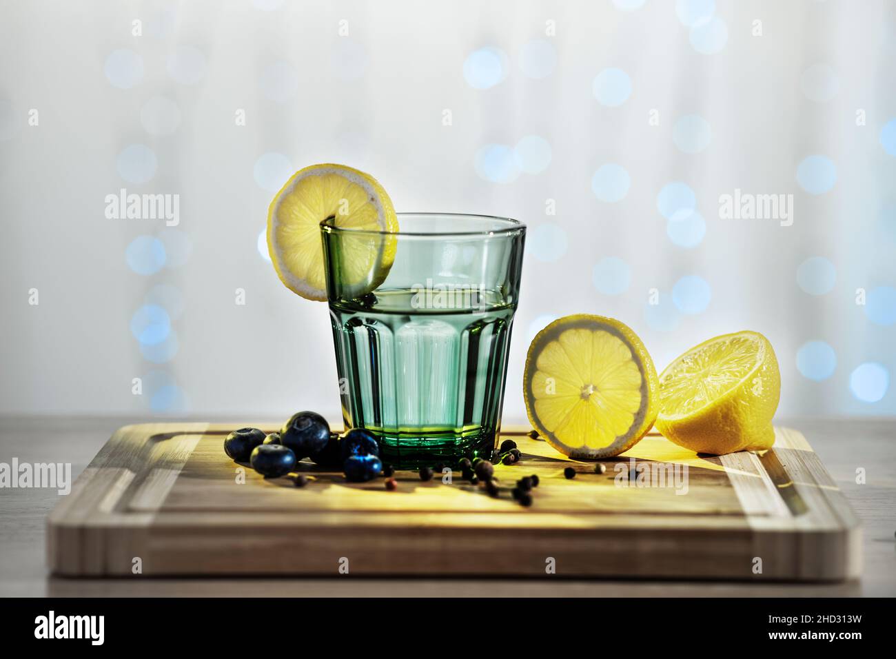 The drink called in English gin tonic is a cocktail made up of gin and ...