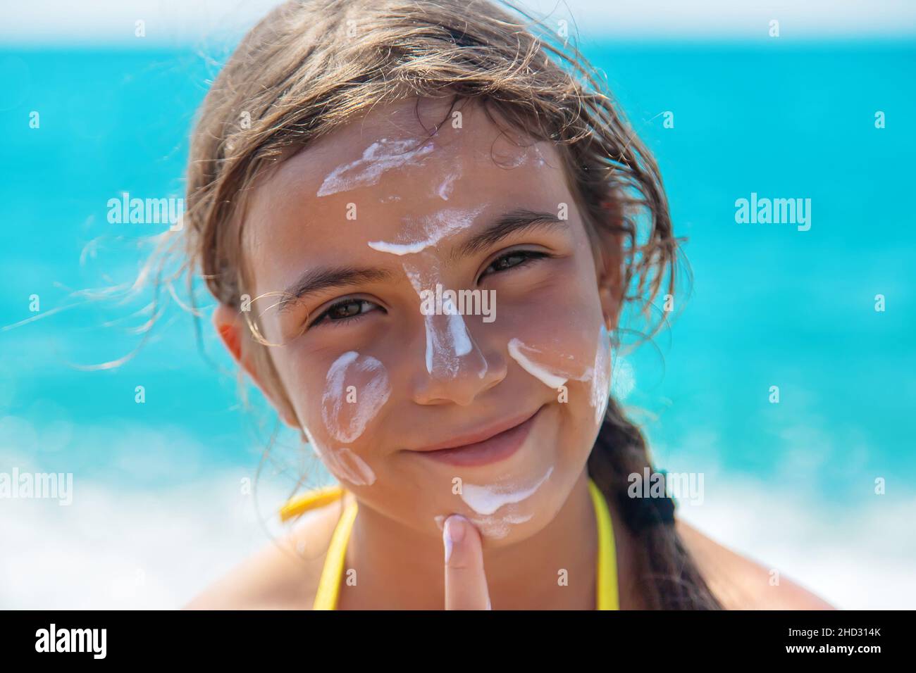 Applying sunscreen daughter on beach hi-res stock photography and ...