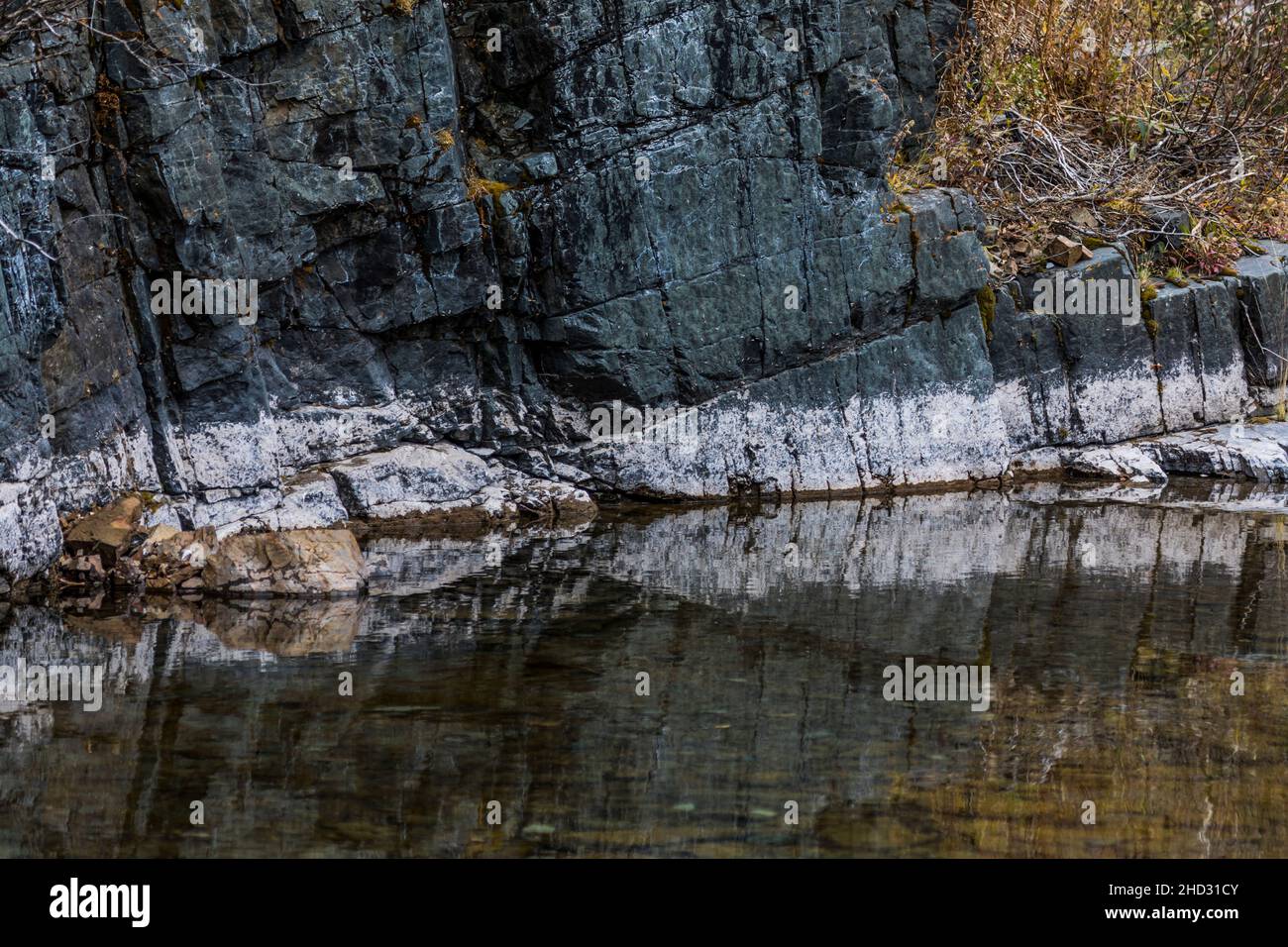 Black rock wall hi-res stock photography and images - Alamy