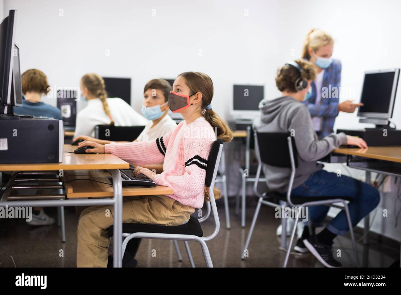 Teenagers wearing masks hi-res stock photography and images - Alamy