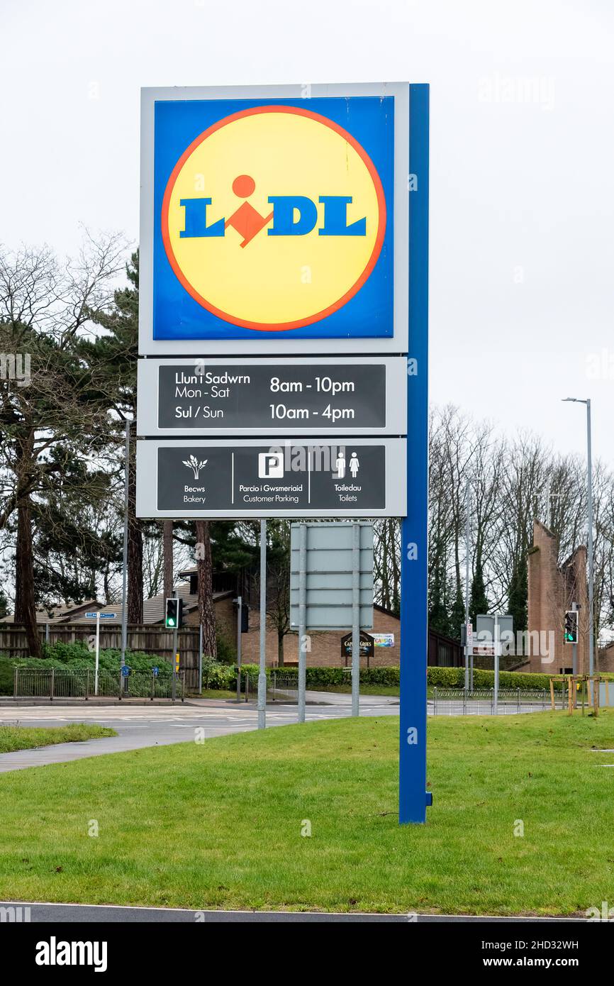 CHESTER, ENGLAND, UK - DECEMBER 25, 2021: View of a Lidl supermarket ...