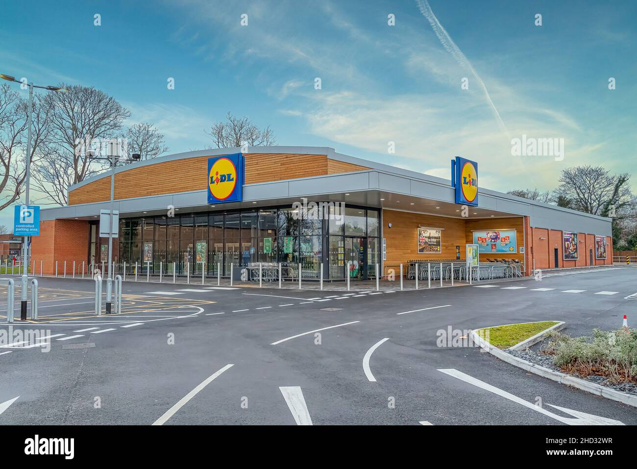 Lidl uk 2021 hi-res stock photography and images - Alamy