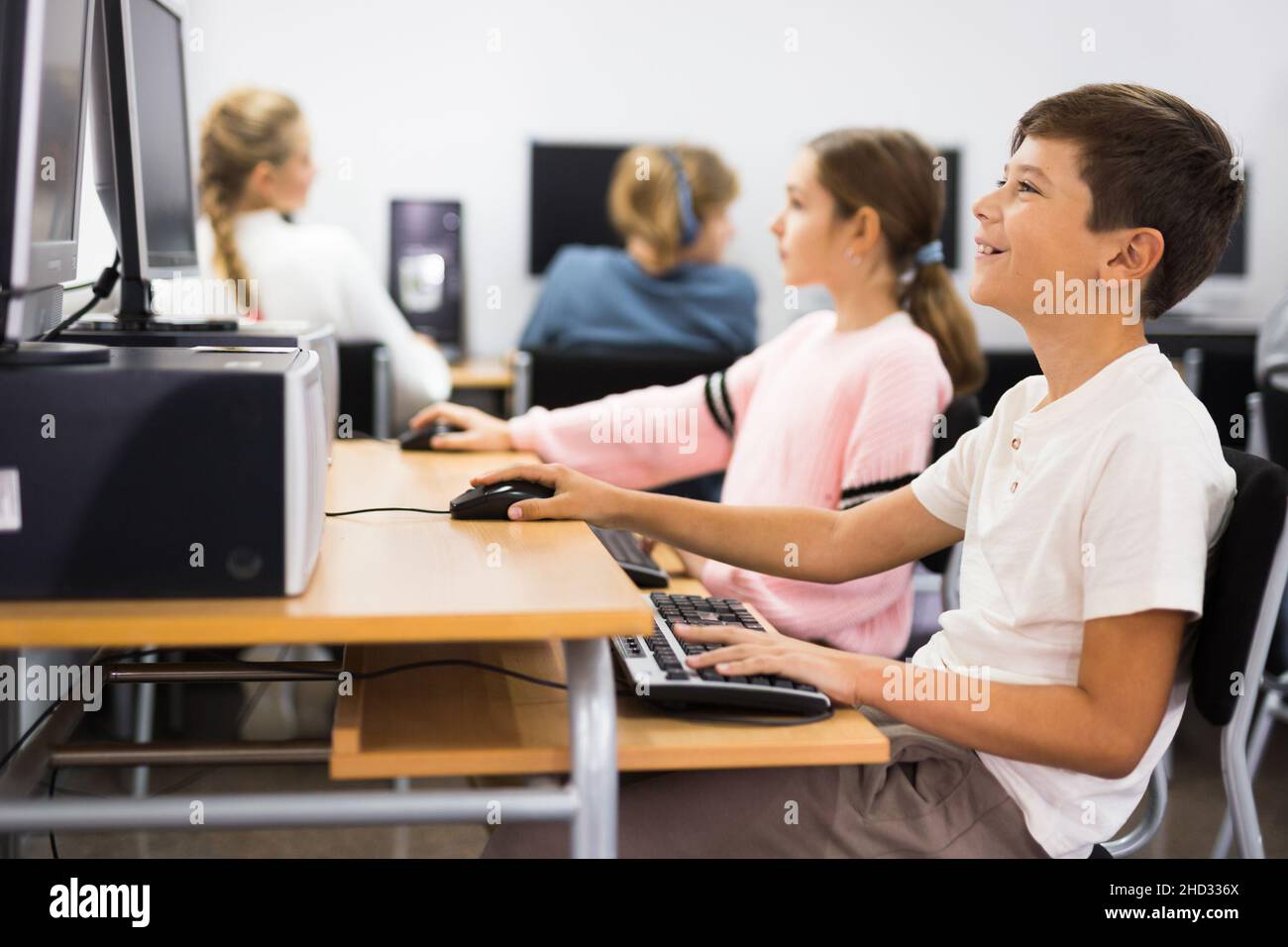 Schoolchildren preparing for lessons on the computer Stock Photo - Alamy