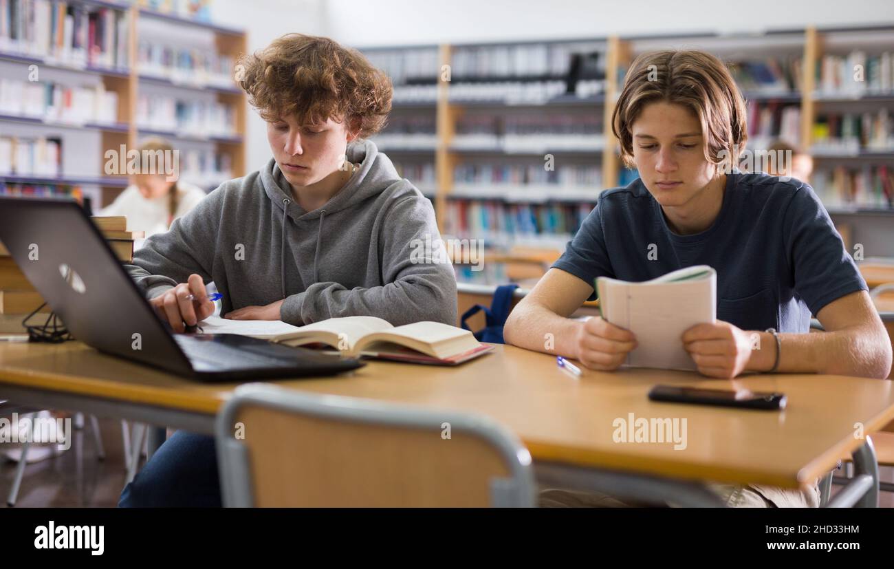 Teenage boys in library Stock Photo - Alamy