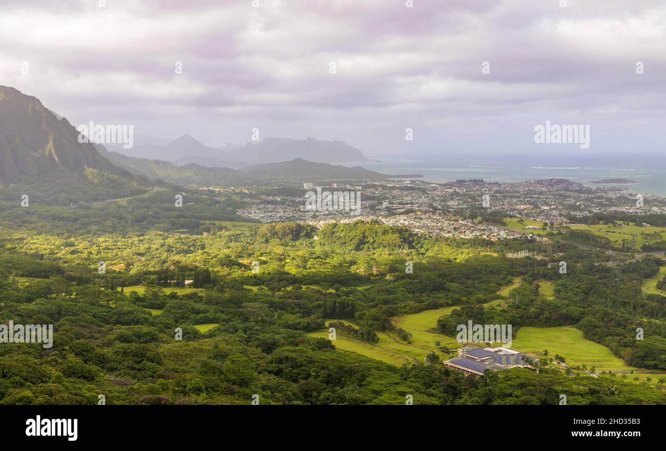 Scenic view of the lush forest and ocean from Nu'uanu Pali Lookout ...