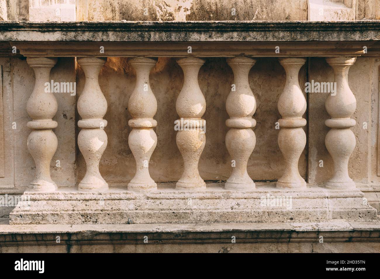 Balustrade parapet columns hi-res stock photography and images - Alamy