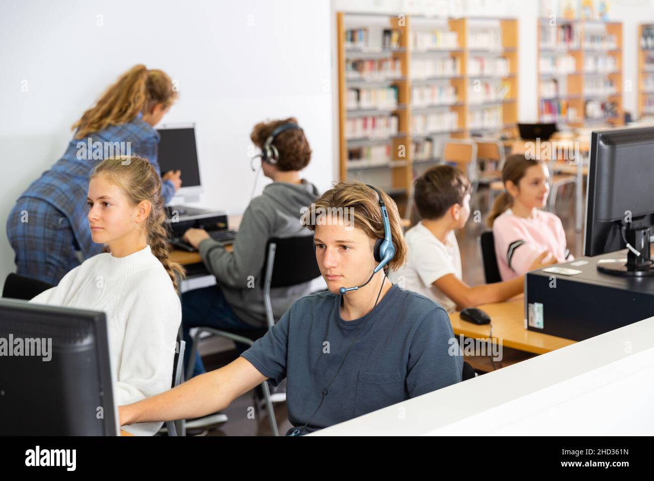 Teenagers in computer class Stock Photo - Alamy