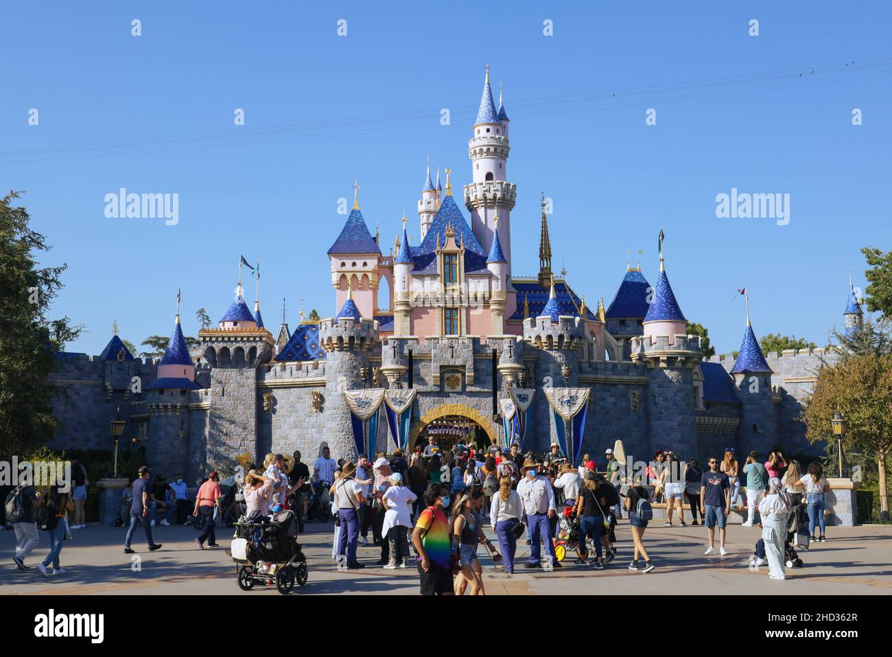 Disneyland castle california hi-res stock photography and images - Alamy