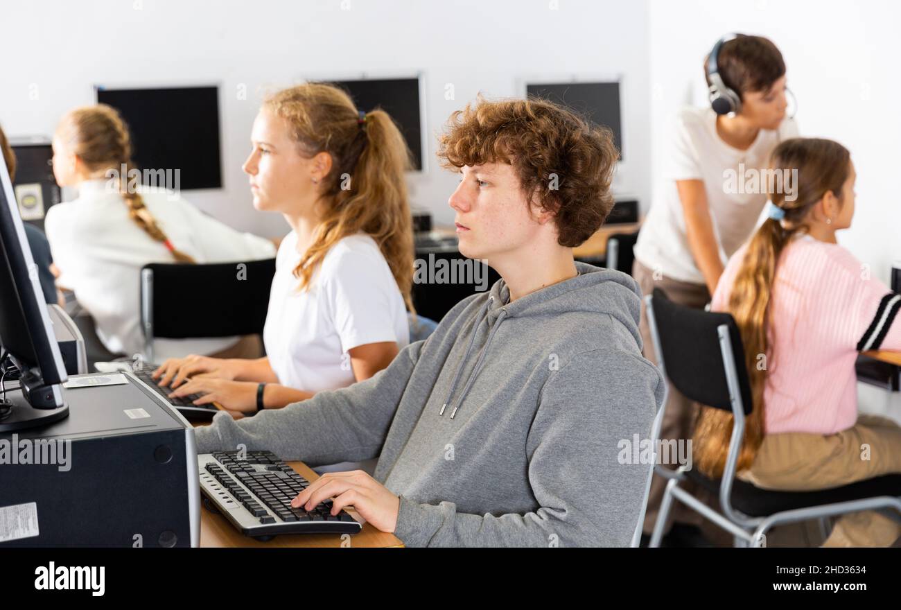 Teenagers in computer class Stock Photo - Alamy