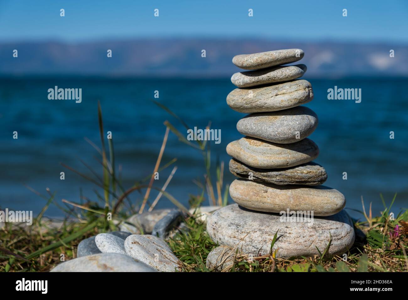 Pyramid of pebbles. Rock Zen in the background of the sea. Concept of ...