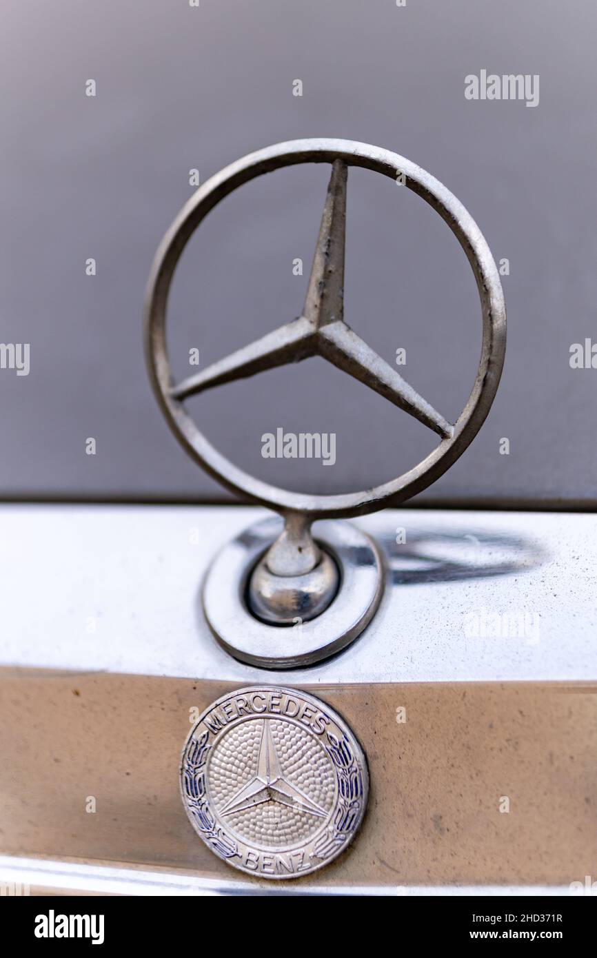 Close up of a Mercedes Benz car logo symbol Stock Photo - Alamy