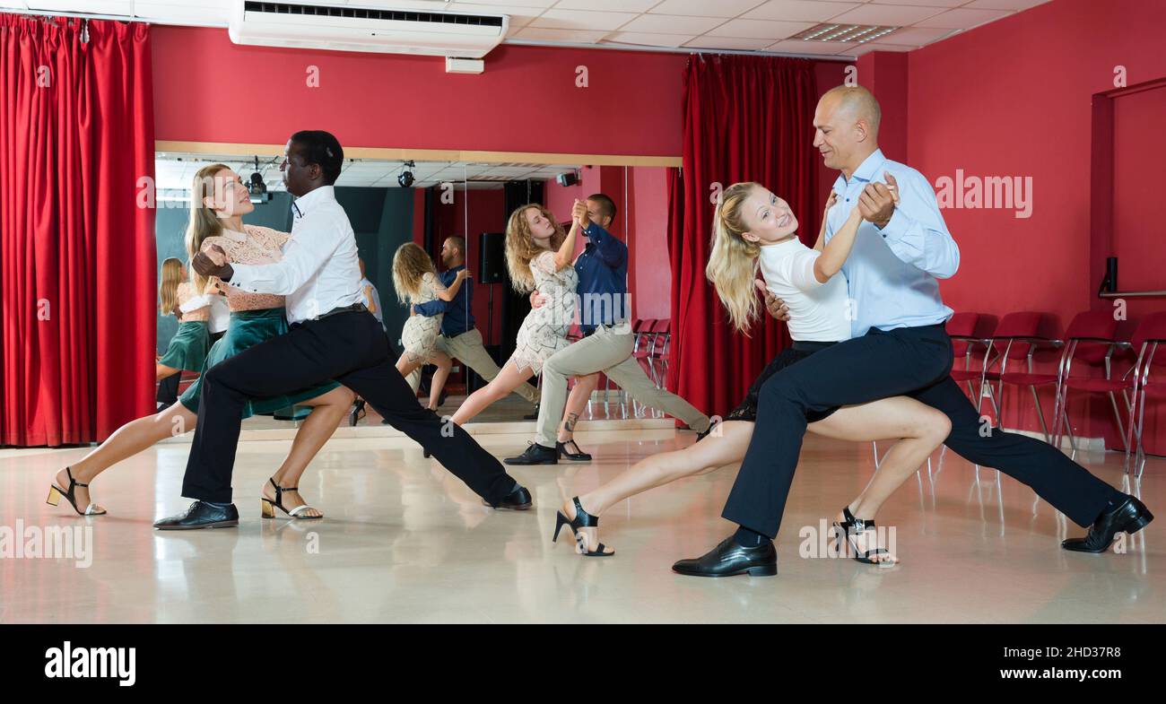 People dancing Argentine tango Stock Photo - Alamy
