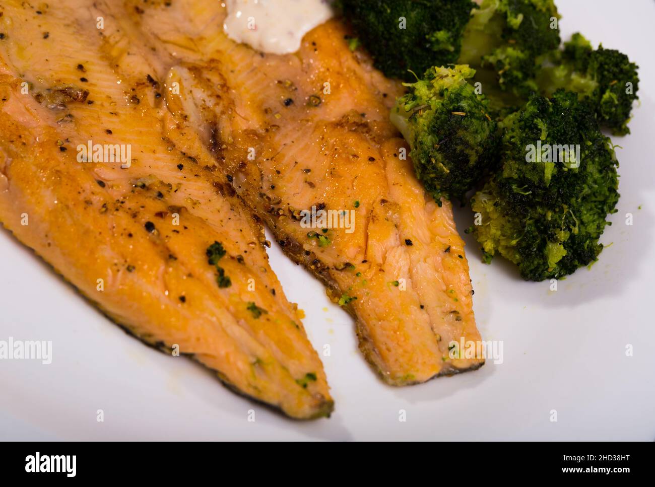 Grilled trout fillet with broccoli Stock Photo - Alamy