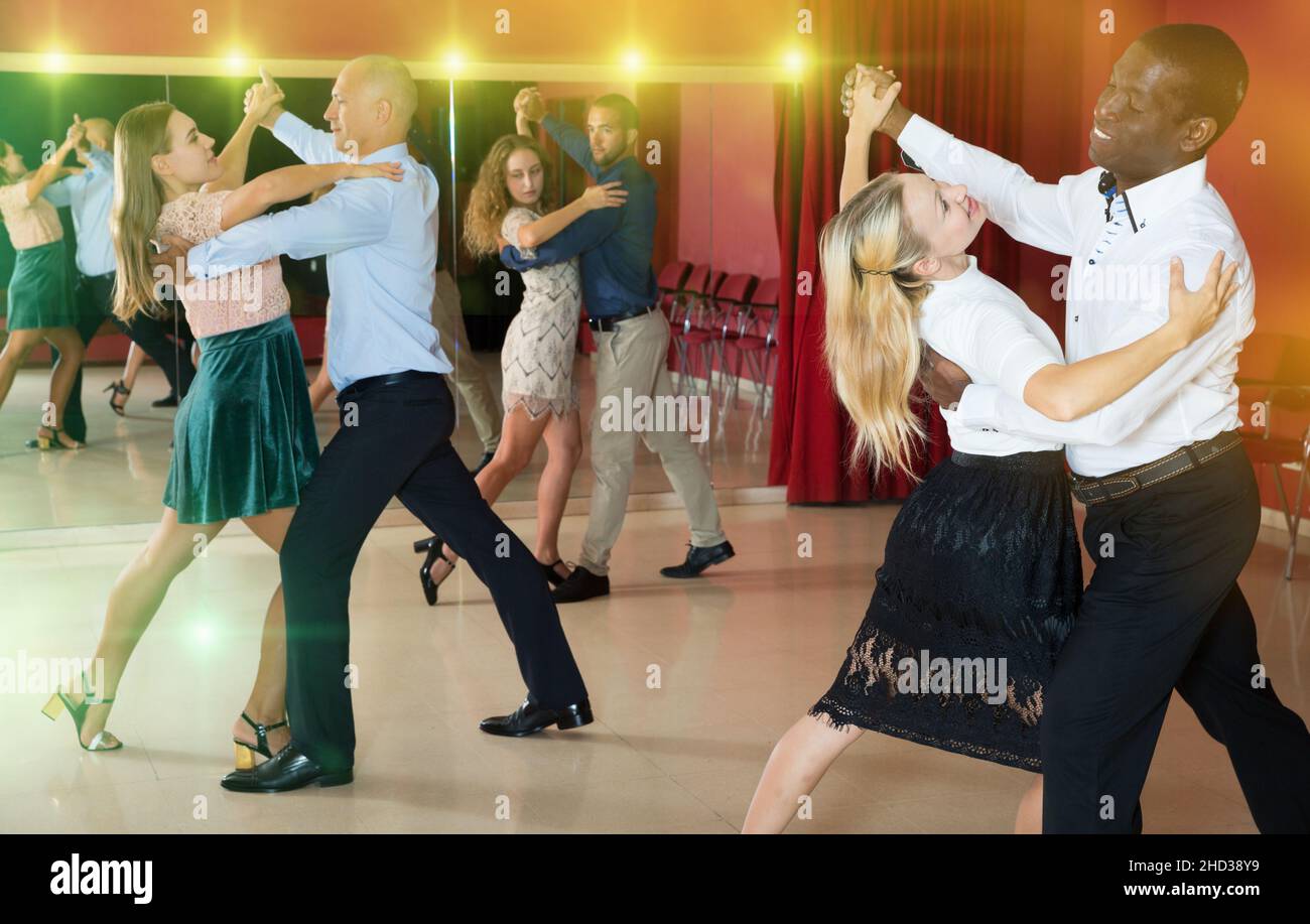 People learning to dance waltz Stock Photo - Alamy