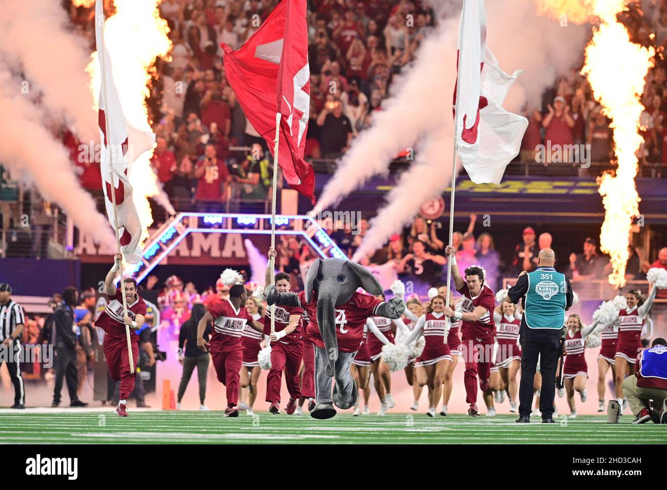 Alabama takes the field during a game between the Cincinnati Bearcats ...