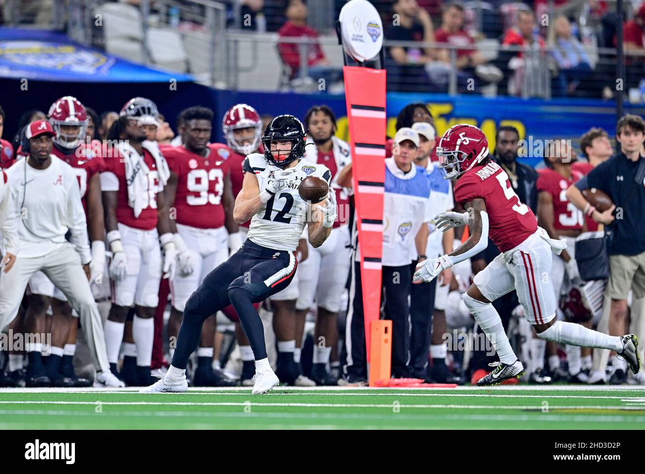 Cincinnati Bearcats wide receiver Alec Pierce (12) catches a pass for a ...