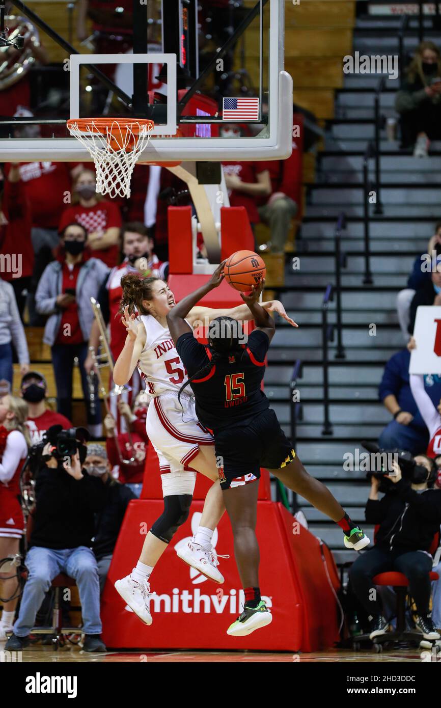 Indiana Hoosiers forward Mackenzie Holmes (L) guards against Maryland ...