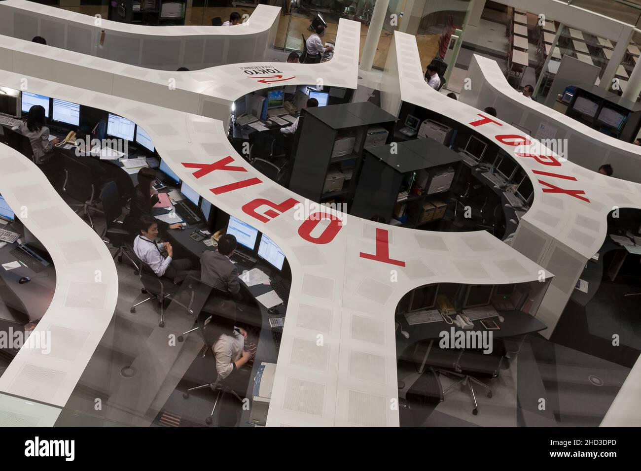 The distinctive trading floor of the Tokyo Stock Exchange, Nihonbashi ...