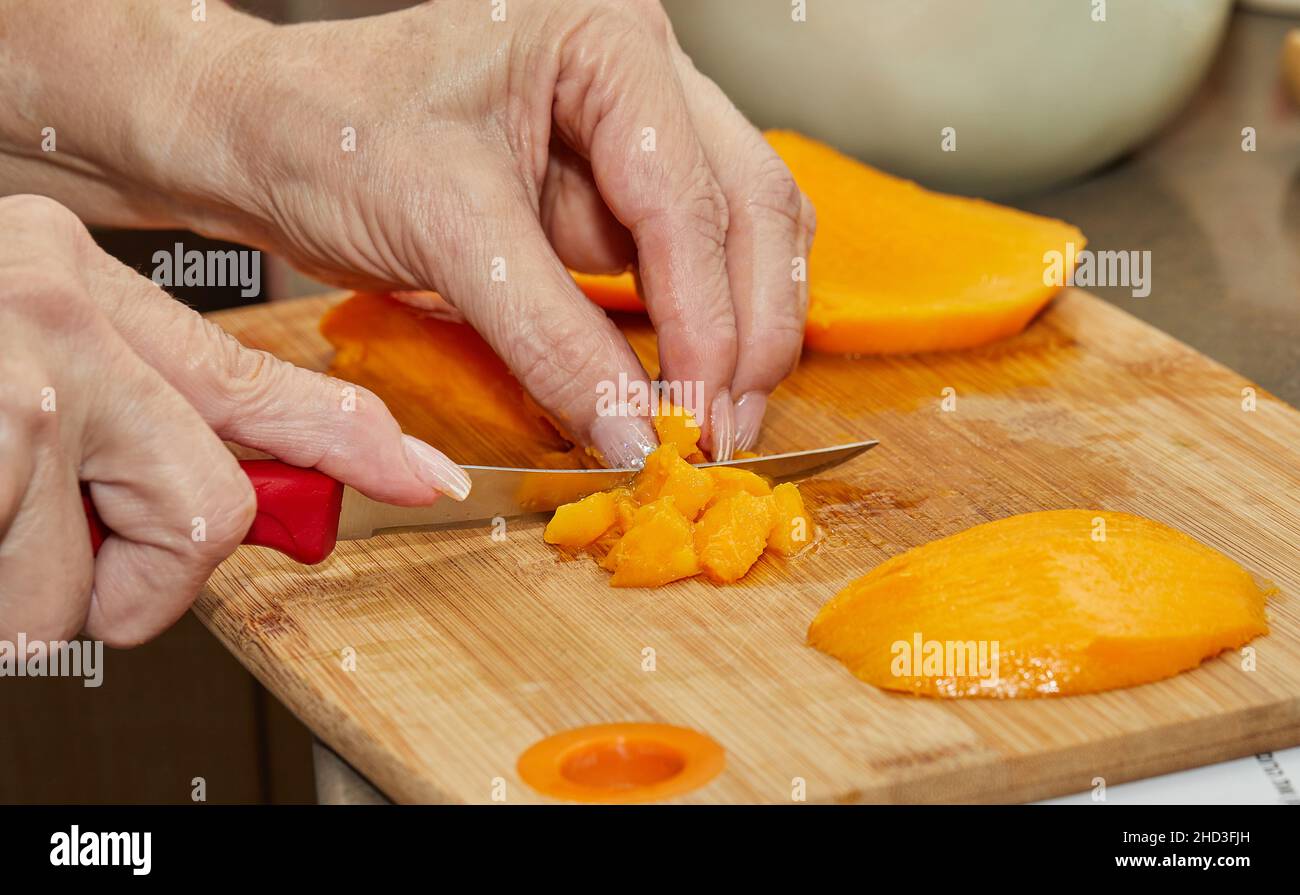 Cook cuts orange slices fruit hi-res stock photography and images - Alamy