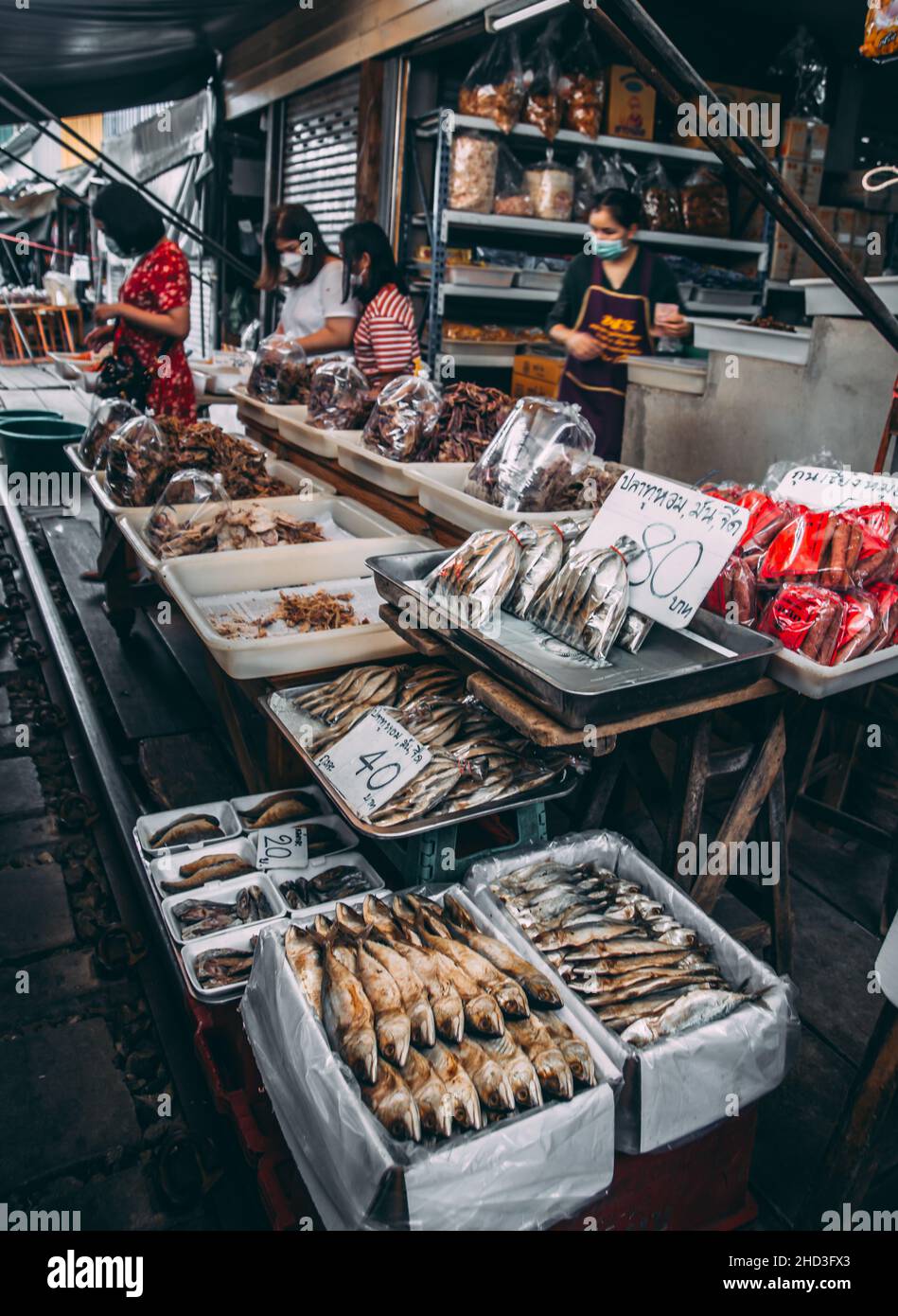 Talad rom hub railroad market hi-res stock photography and images - Alamy