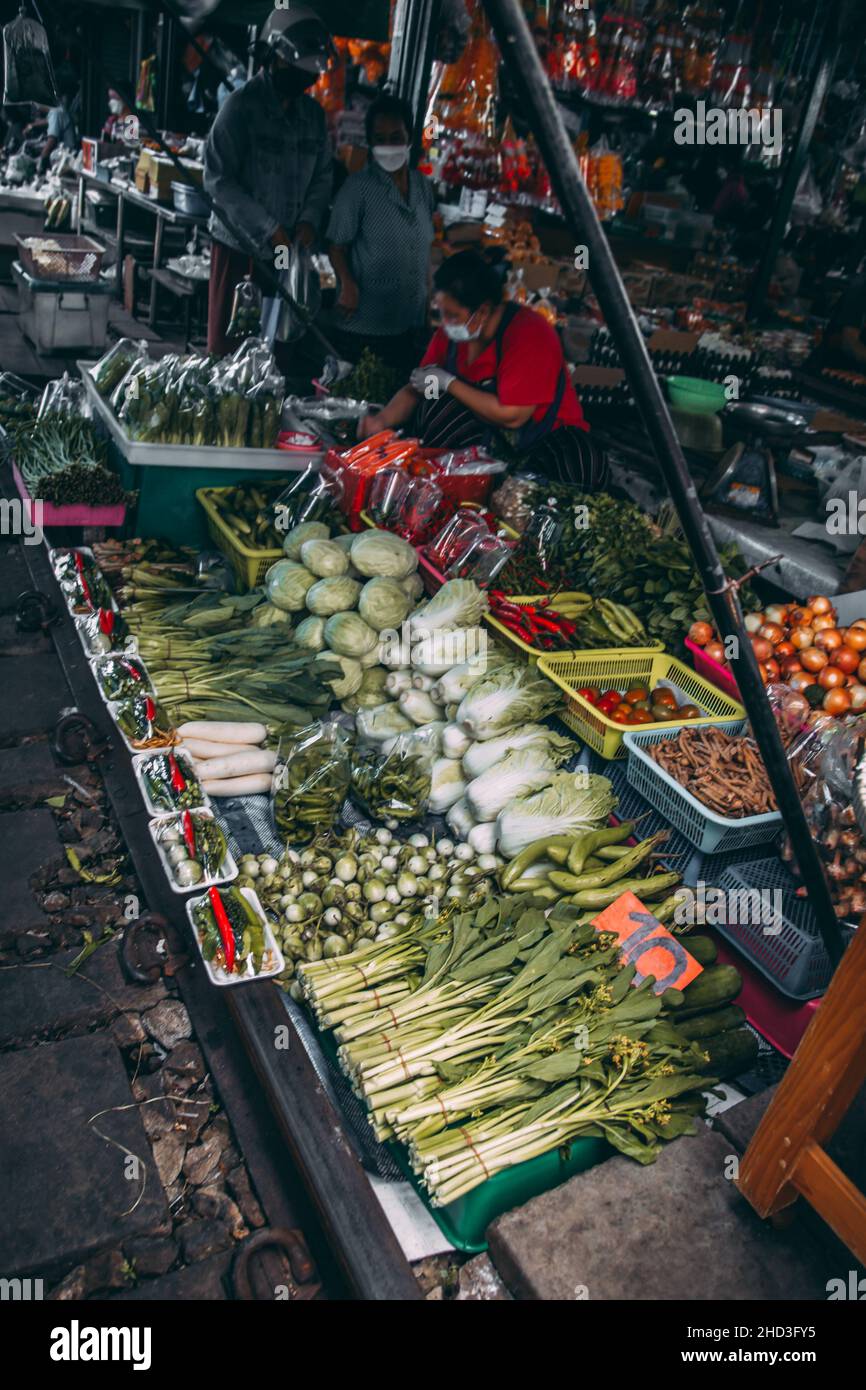 Talad rom hub railroad market hi-res stock photography and images - Alamy